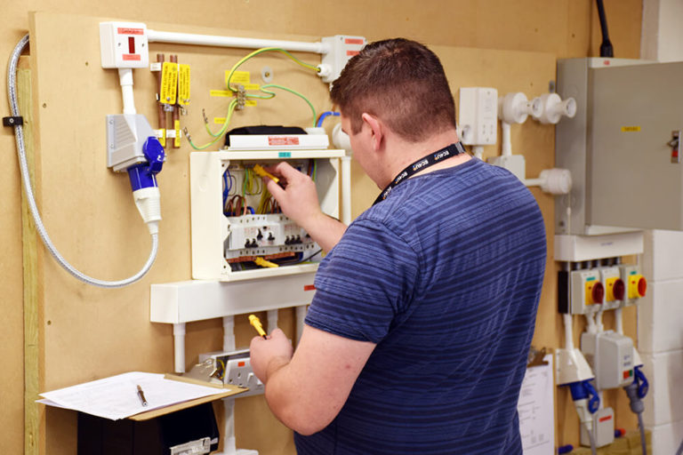 Electrician Courses 4U Case Study: Dan | EAL Level 3 Package